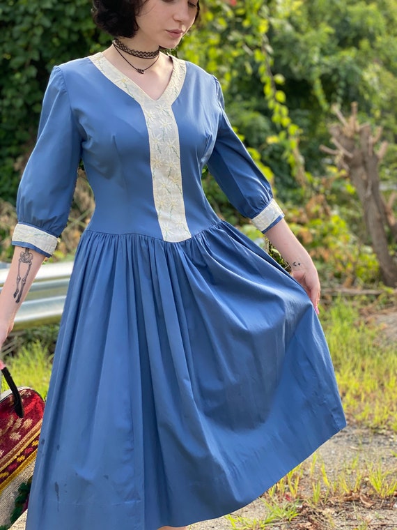 Vintage Blue and White Edelweiss Dress puff Sleeve Navy Embroidered Daisies Midi Floral Daisy Embroidery Women s Small Shirtdress Etsy UK