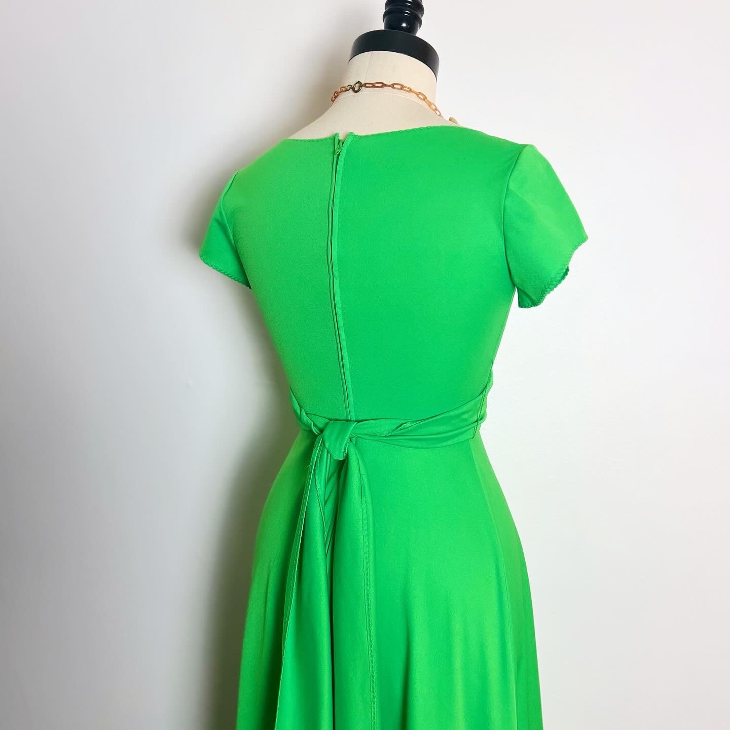 SHAMROCK Kelly Apple Green 1970’s 70s Empire Waist Plunging V Bust ...