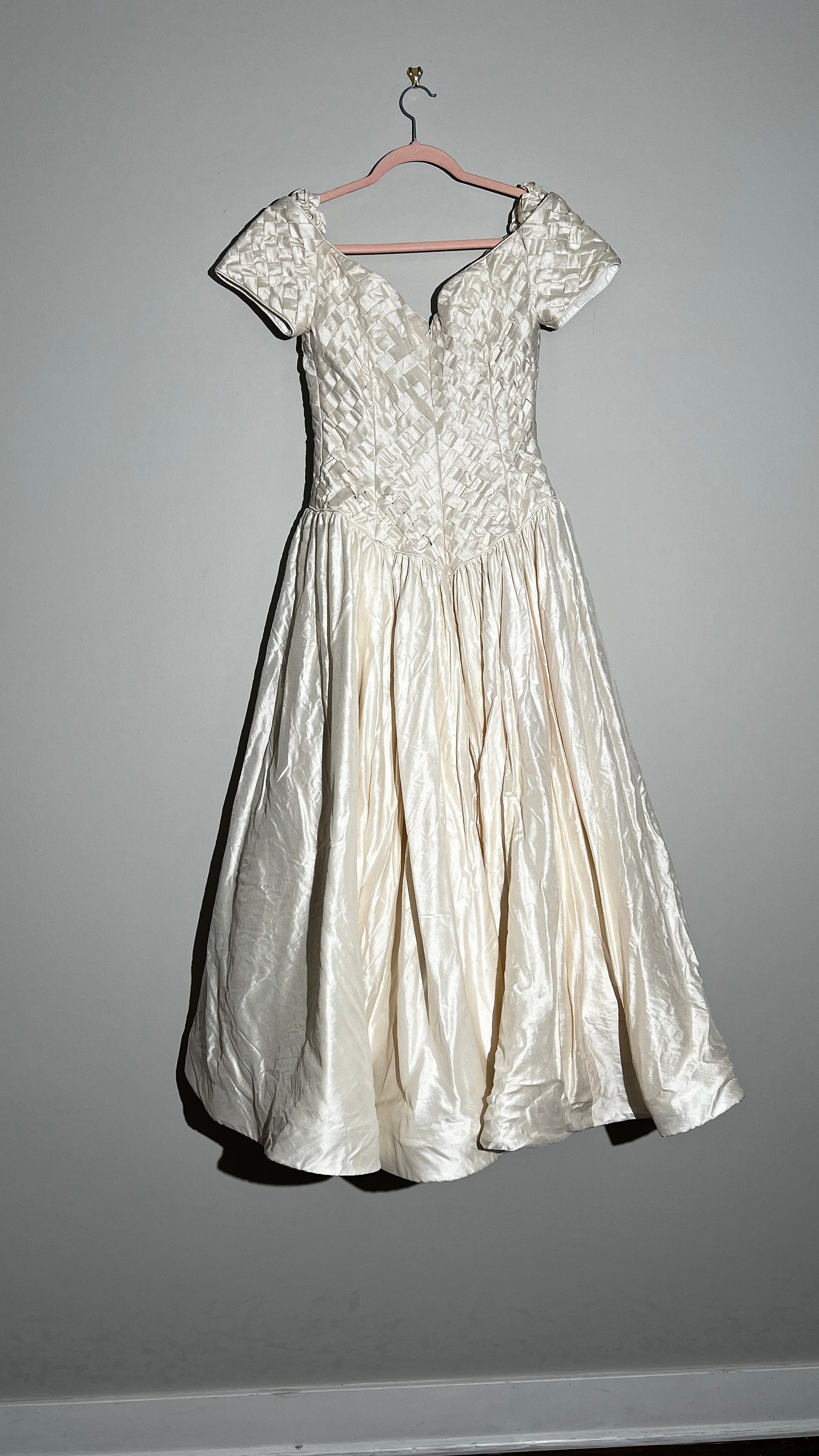 The Lisa - Vintage 1990s Creamy White Tomasina Woven Bodice Silk Short ...