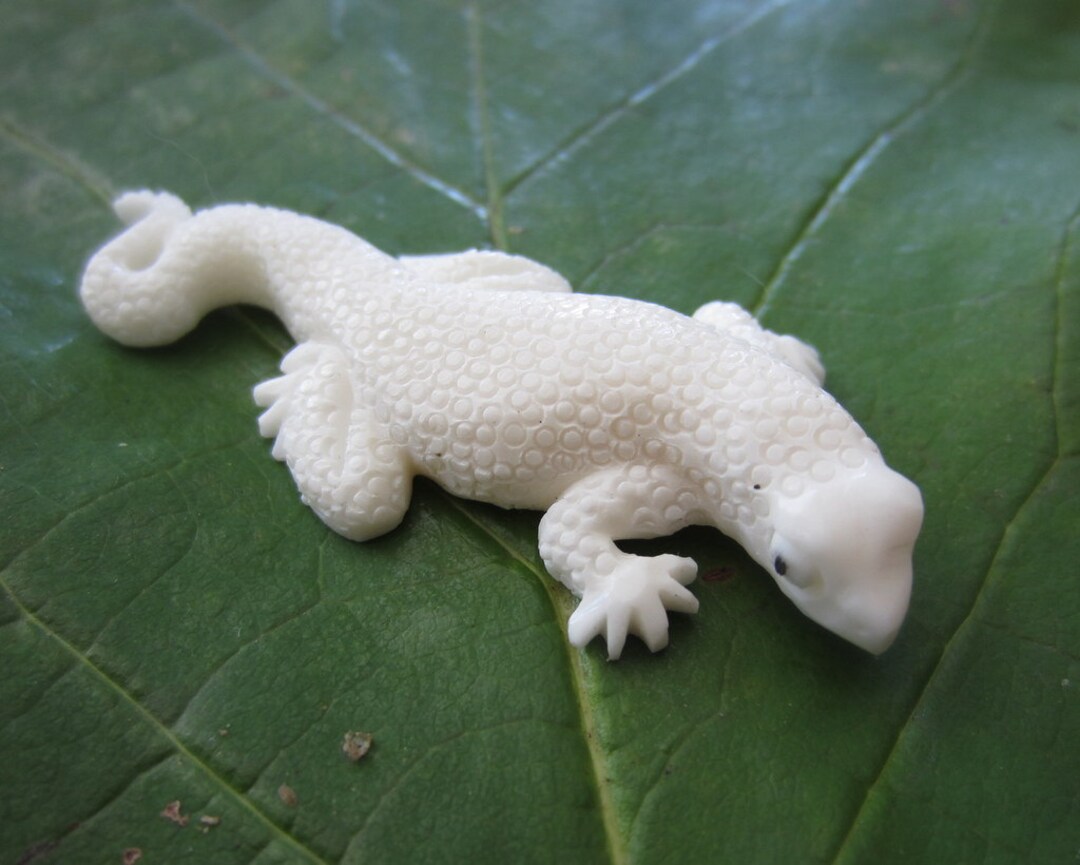 Amazing Detail Small Hand Carved Gecko, Carved Buffalo Bone Pendant ...