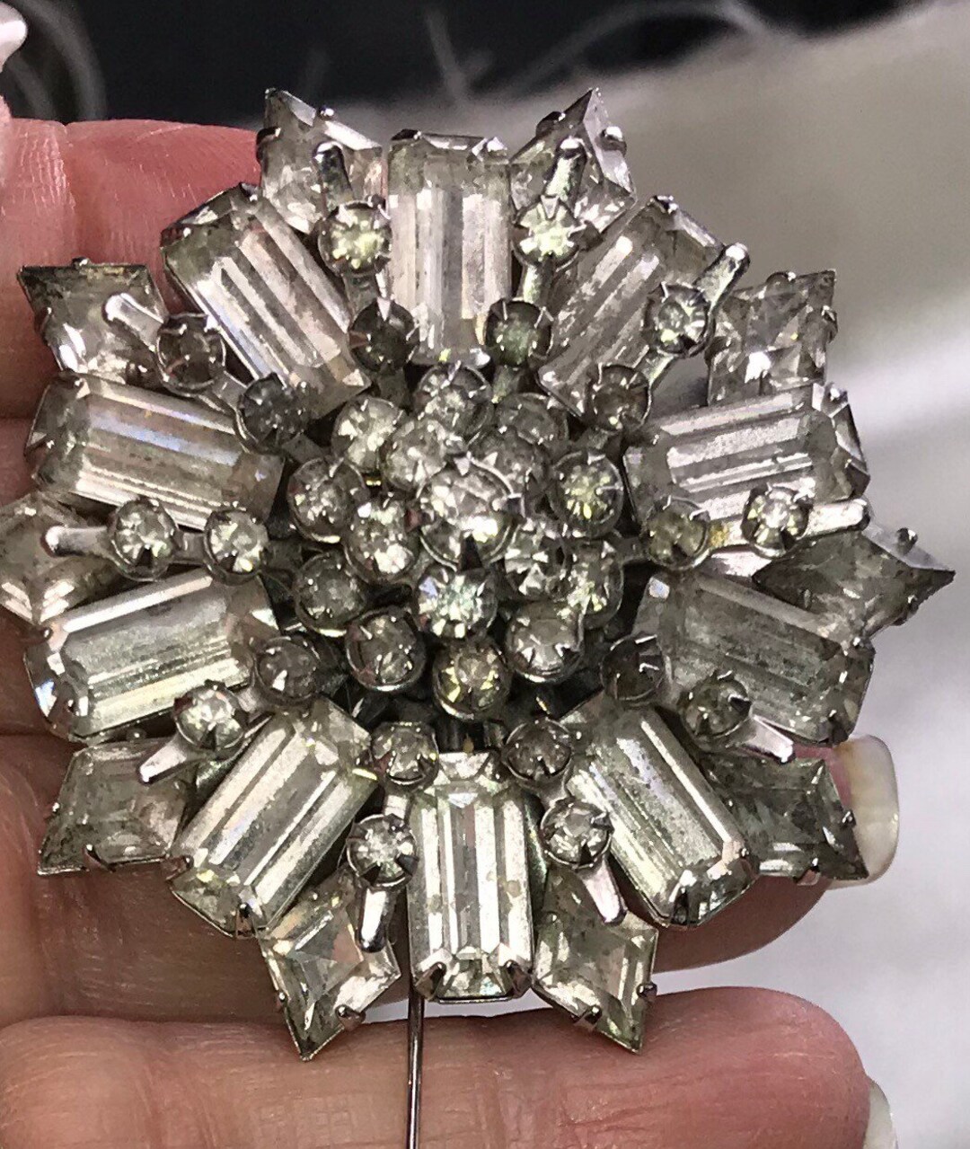 Beautiful Rhinestone Pin Unsigned29 Grmsーー45mm in Diameter This is ...