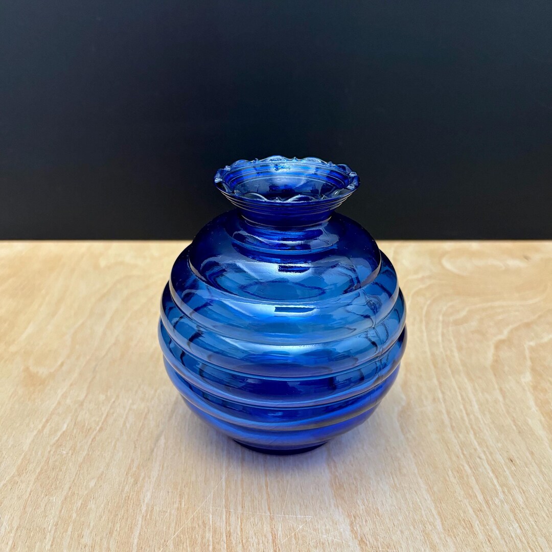 Vintage USA Cobalt Blue Ribbed Beehive Vase, Scalloped Edge Blue Glass ...