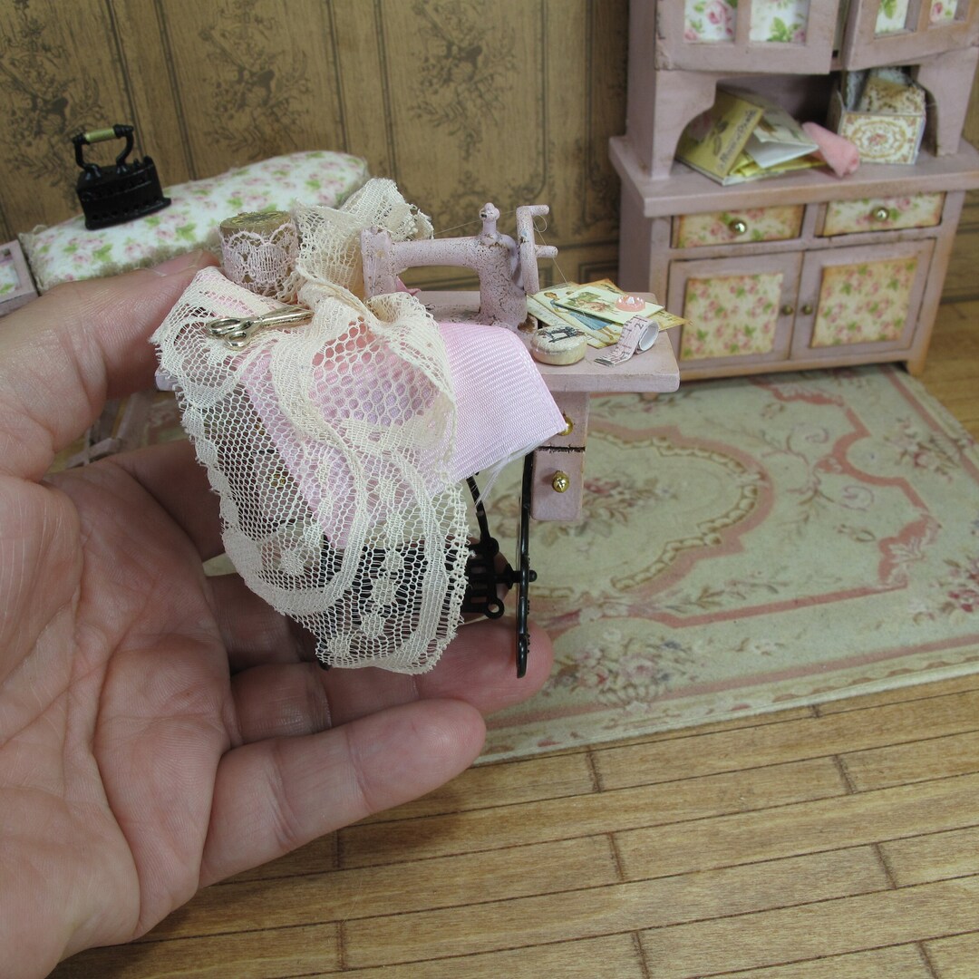 1:12 Shabby Chic Sewing Machine and Accessories Dolls House Miniatures ...