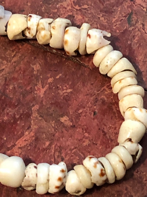 1970s Vintage Hobe' PUCA SHELL Choker Necklace by HOB… - Gem