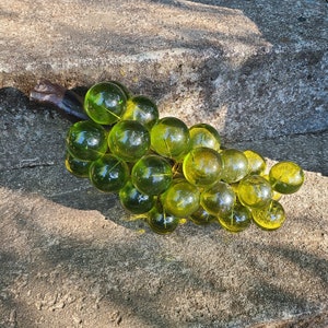 Vintage Lucite Grapes 1960s Bunch of Lucite Table Grapes Avocado Green ...