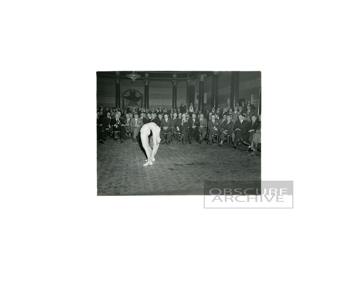 THE CONTORTIONIST 1930s Men Watch as a Young Woman - Etsy