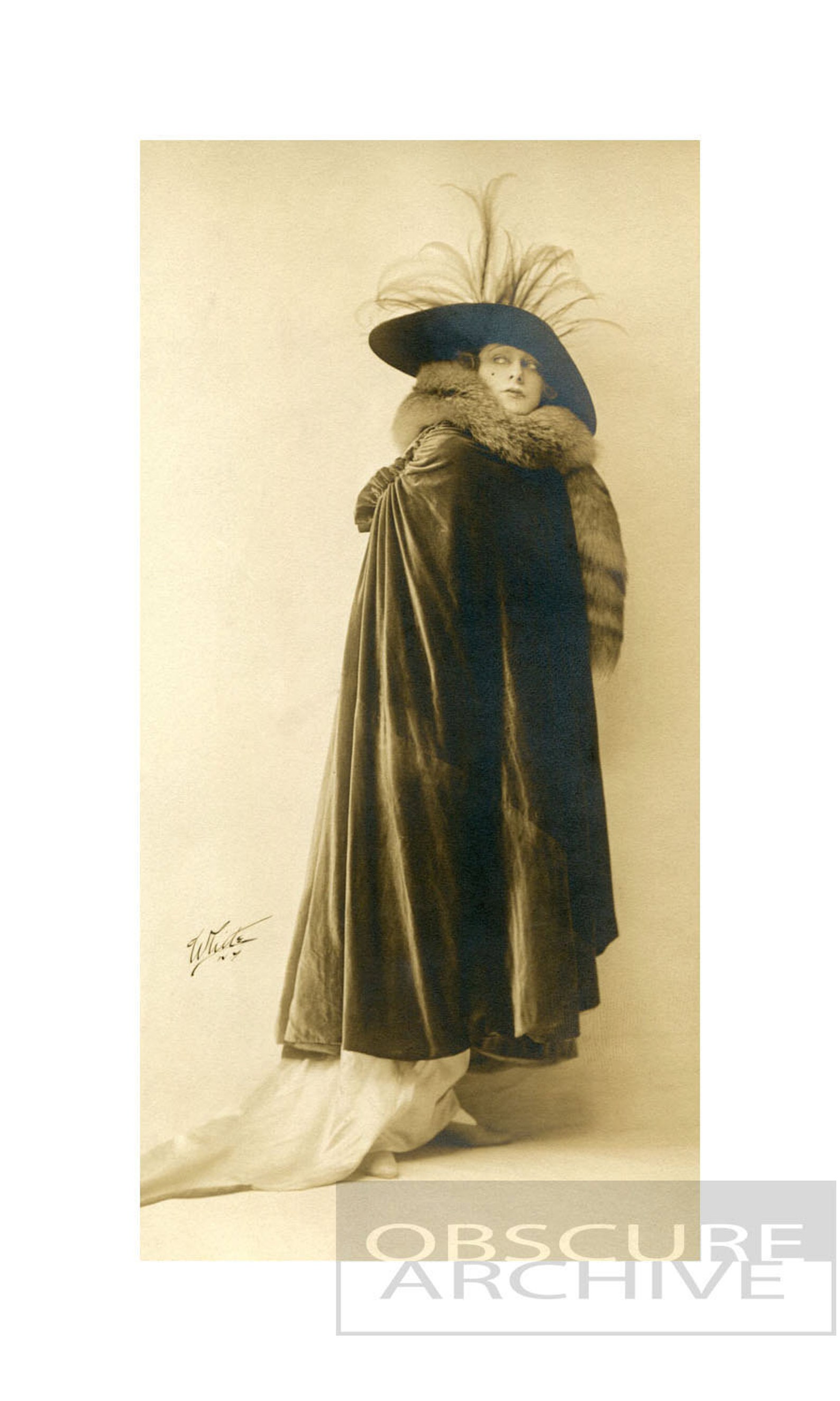 MRS WHITE - Stunning Portrait of a High Society Beauty From the 1920s ...