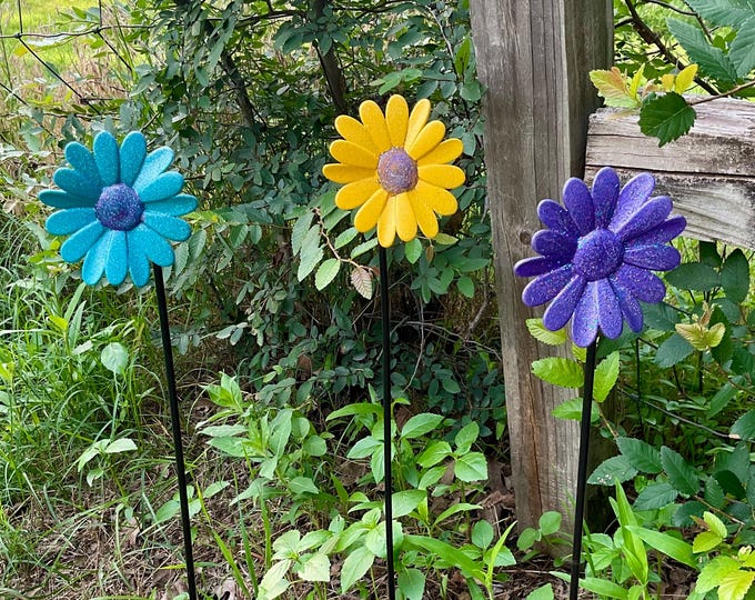Set of 3 Swaying SOLAR DAISY Garden Stakes 28" Tall - Color Changing ...