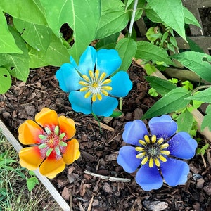 1 Fancy Metal BUTTERCUP 18 High / Lavender-blue-yellow Garden Stakes ...