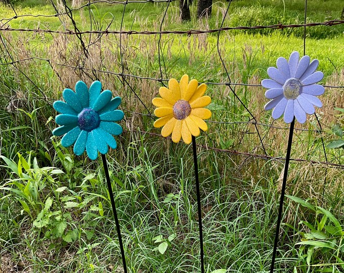 Set of 3 Swaying SOLAR DAISY Garden Stakes 28" Tall - Color Changing ...