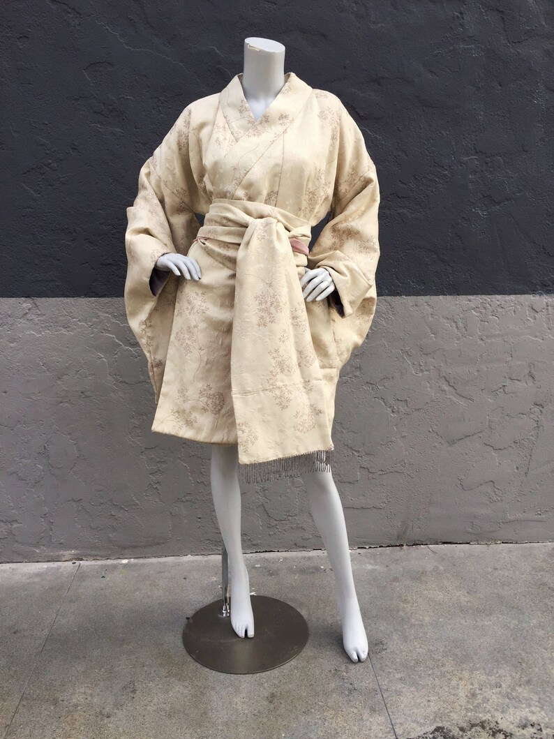 Abrigo de envoltura de kimono de invierno en Brocade blanquecino con ...
