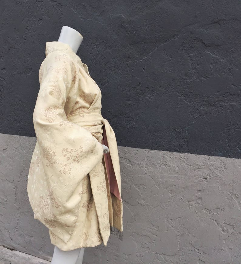 Abrigo de envoltura de kimono de invierno en Brocade blanquecino con ...