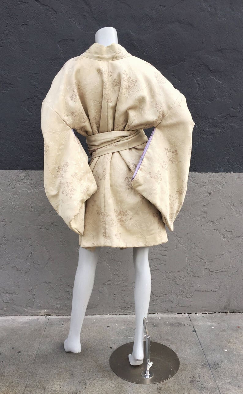 Abrigo de envoltura de kimono de invierno en Brocade blanquecino con ...