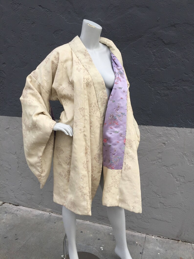 Abrigo de envoltura de kimono de invierno en Brocade blanquecino con ...