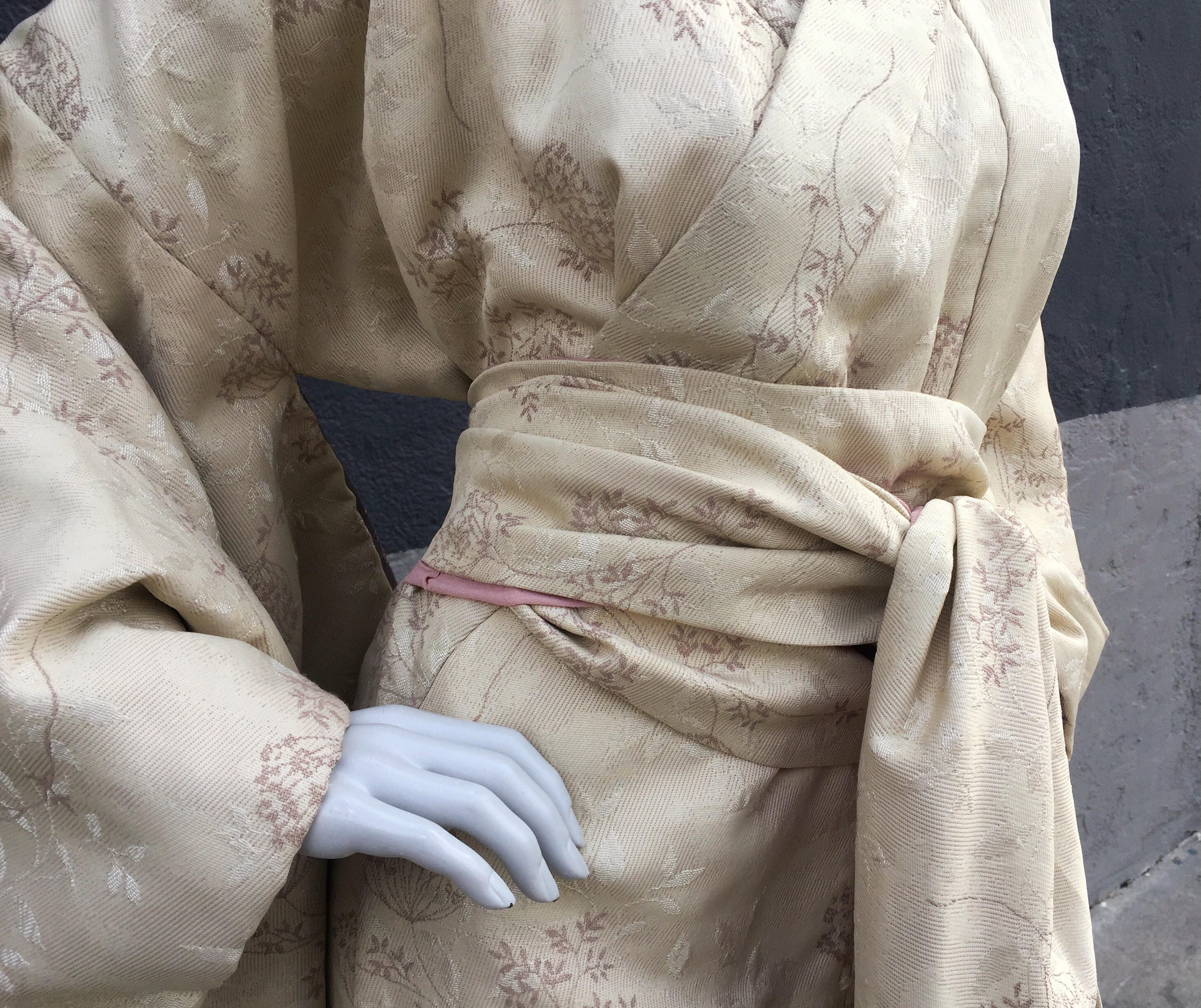 Abrigo de envoltura de kimono de invierno en Brocade blanquecino con ...