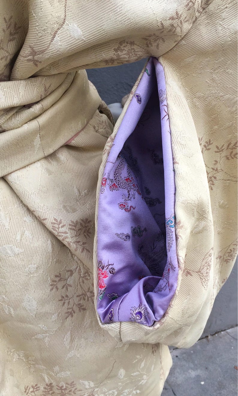 Abrigo de envoltura de kimono de invierno en Brocade blanquecino con ...