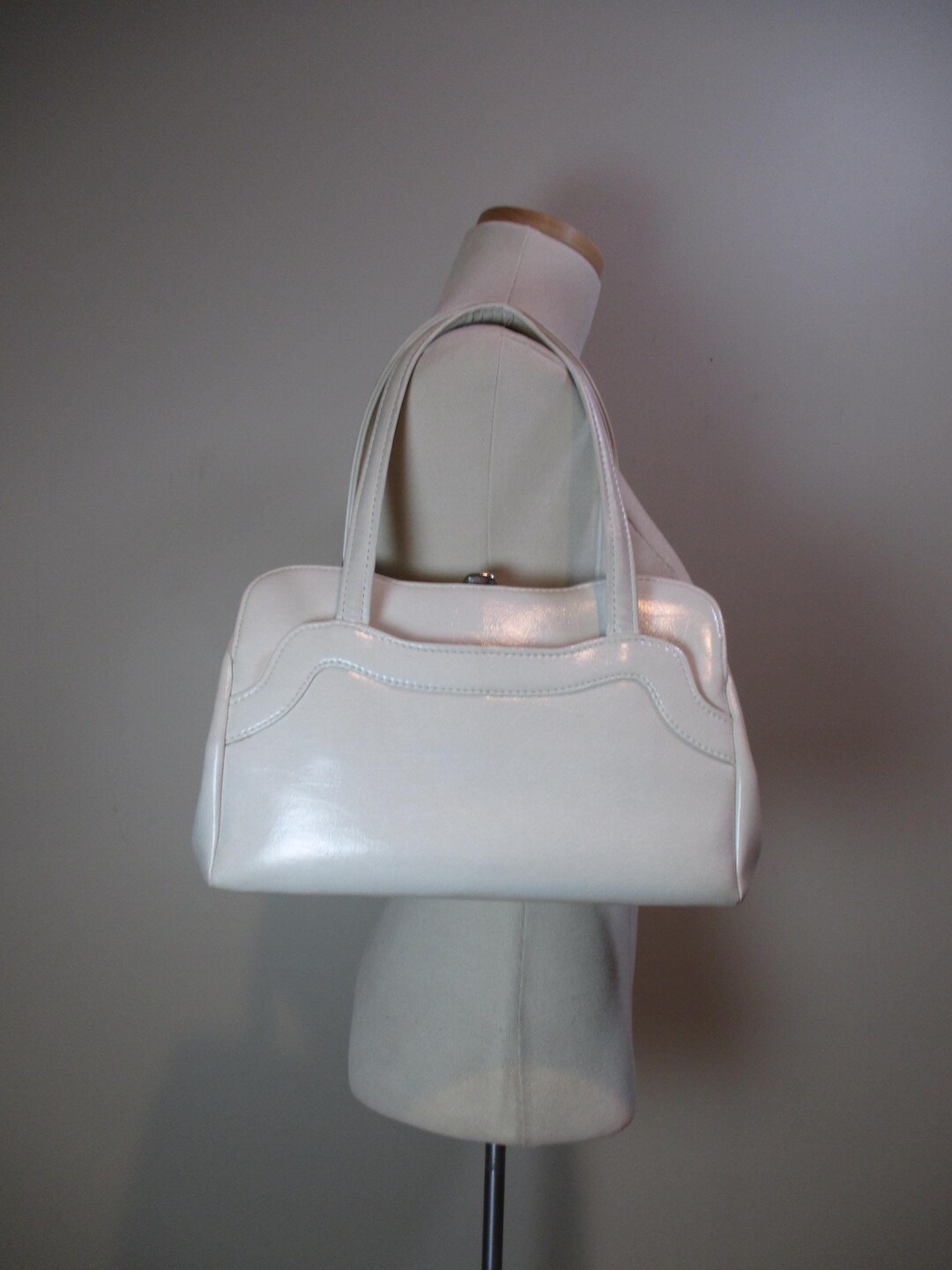1960s White Leather-like Vinyl Handbag Vintage Top Handle Bag Gold ...