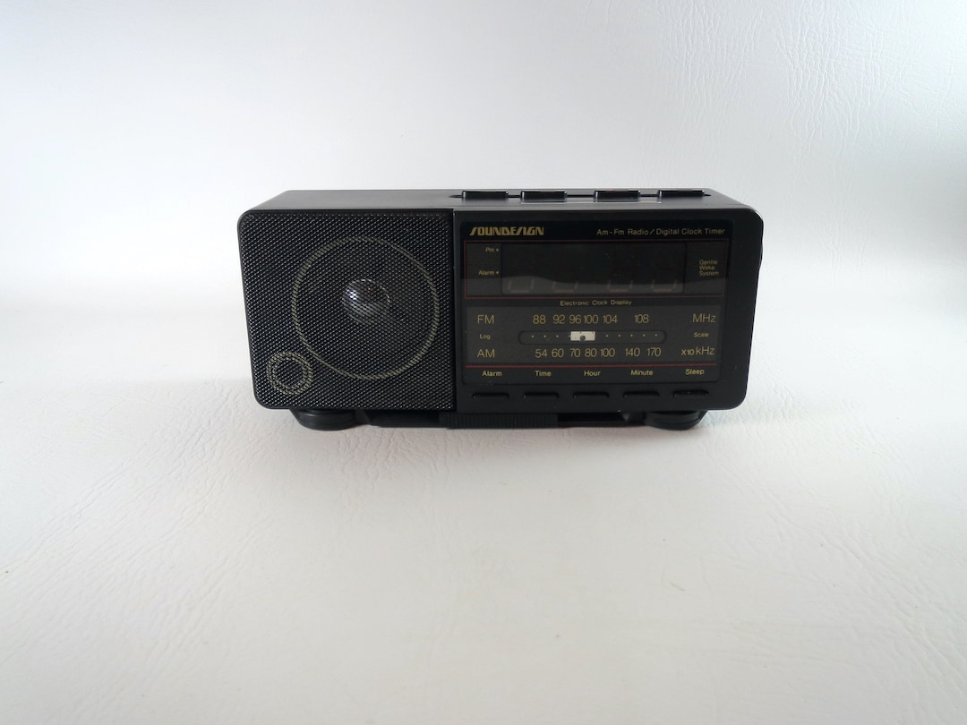 Soundesign AM/FM Digital Clock Radio With Red LED Dual Alarm & Snooze ...