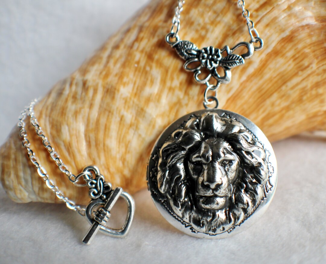 Lion Photo Locket, Round Silver Tone Locket With Lion on Front Cover ...