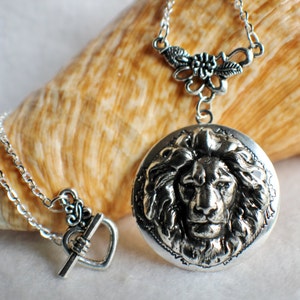 Lion Photo Locket, Round Silver Tone Locket With Lion on Front Cover ...