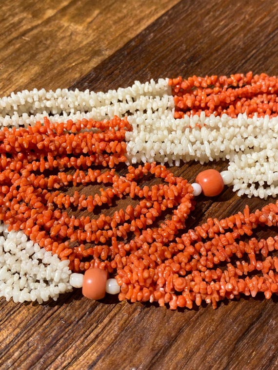 Antique Georgian period carved salmon white coral rol… - Gem