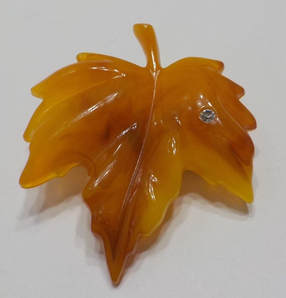 Vintage Avon Gold Tone Lucite Maple Leaf Brooch (9703… - Gem
