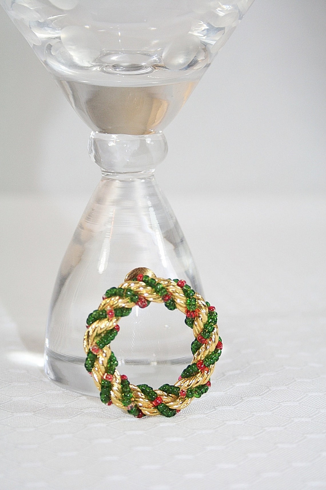 Christmas Wreath Lapel Pin Red Green Gold Holiday Pin Vintage Christmas ...
