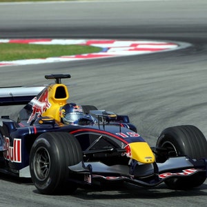 R07: Red Bull F1 Desk Paperweight Formula 1 Car Gear Guys Mans V10 ...