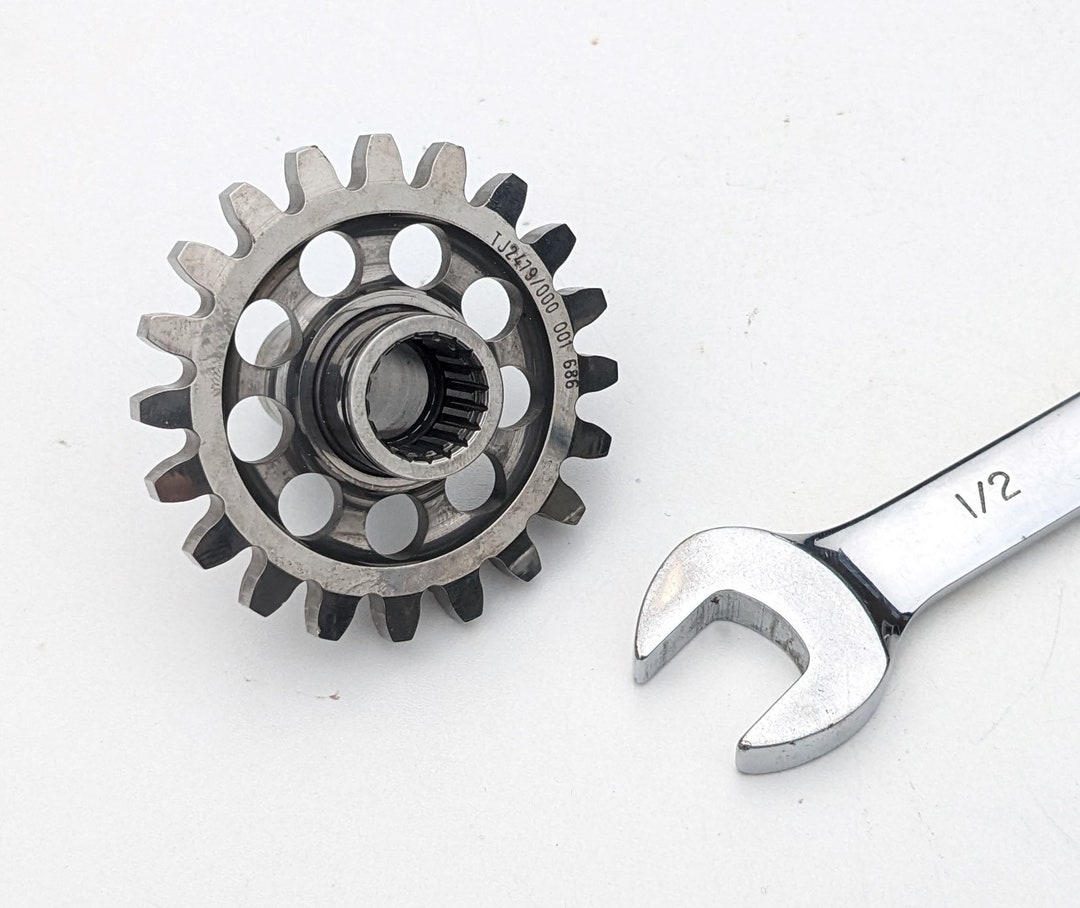 R07: Red Bull F1 Desk Paperweight Formula 1 Car Gear Guys Mans V10 ...