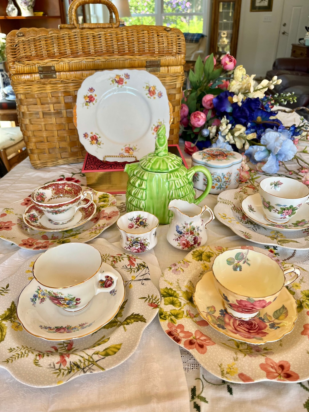 Delightful Ye Daintee Ladyee English Tea Set Including 17 Pieces of ...