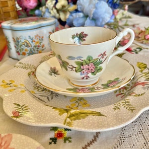 Delightful Ye Daintee Ladyee English Tea Set Including 17 Pieces of ...