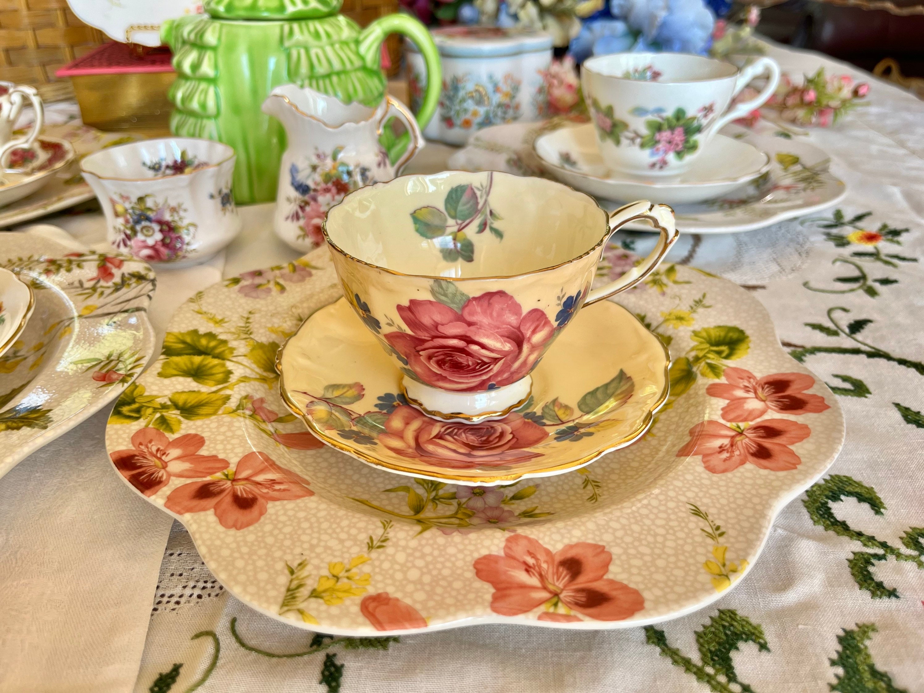 Delightful Ye Daintee Ladyee English Tea Set Including 17 Pieces of ...