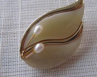 Vintage Shell Brooch | Etsy