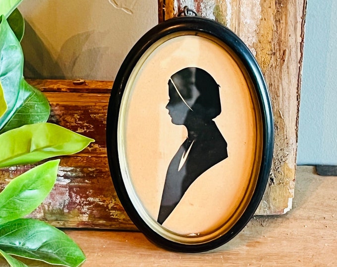 Silhouette of Woman in Oval Frame Black PLASTIC Oval Frame With Hand ...