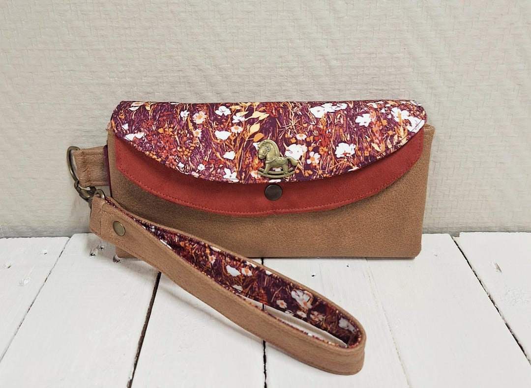 Grand portefeuille porte-chéquier femme en faux cuir marron clair ...