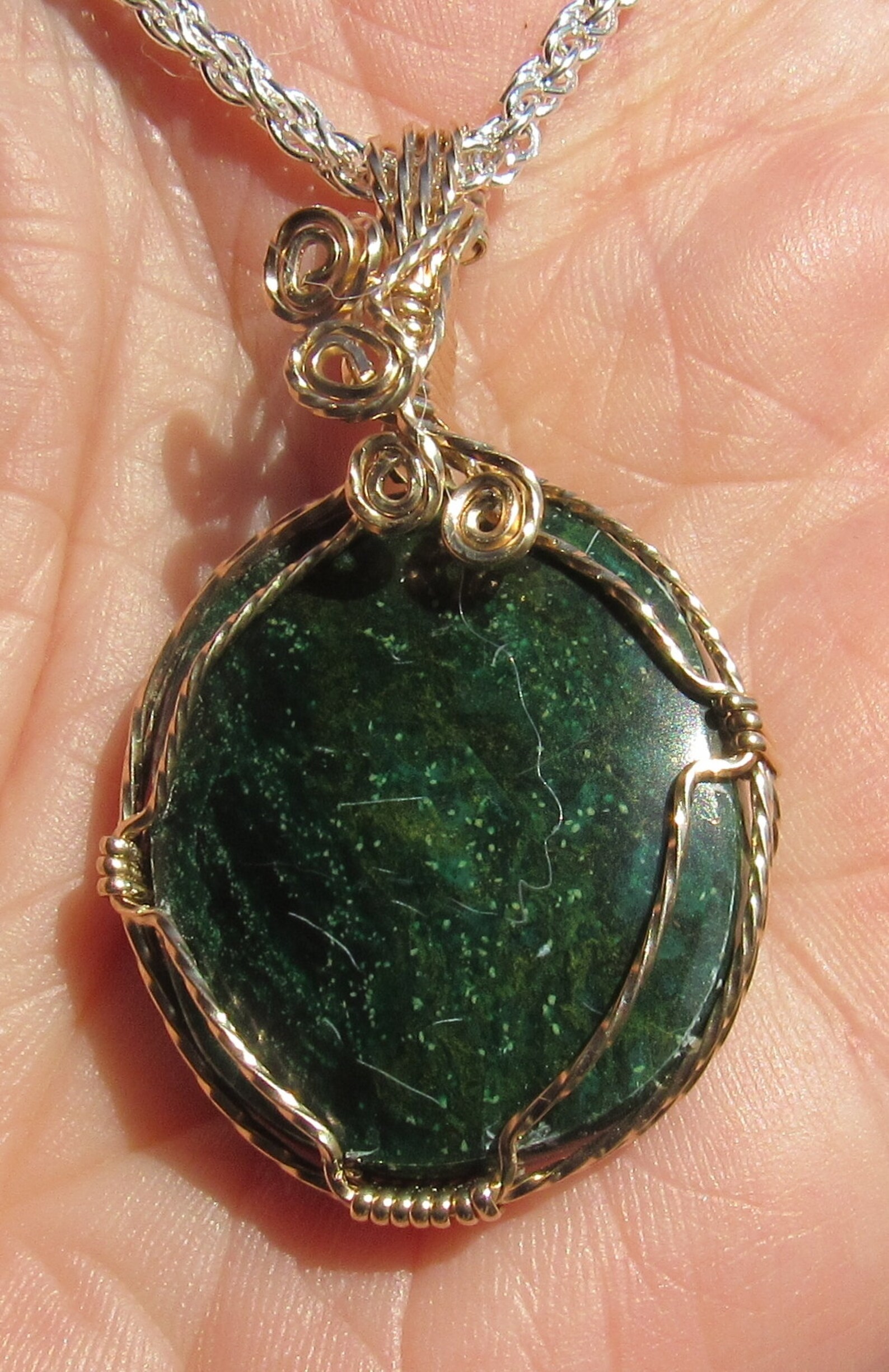 Jade in Goldpendent - Etsy