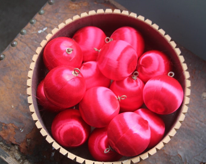 15 Vintage Satin Sheen Red Unbreakable Ornaments, Made in USA, Vintage ...