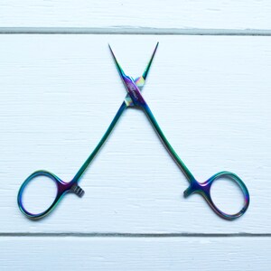 Tula Pink Thread Grabber | 5 Inch Prismatic Rainbow Hemostat for Sewing ...
