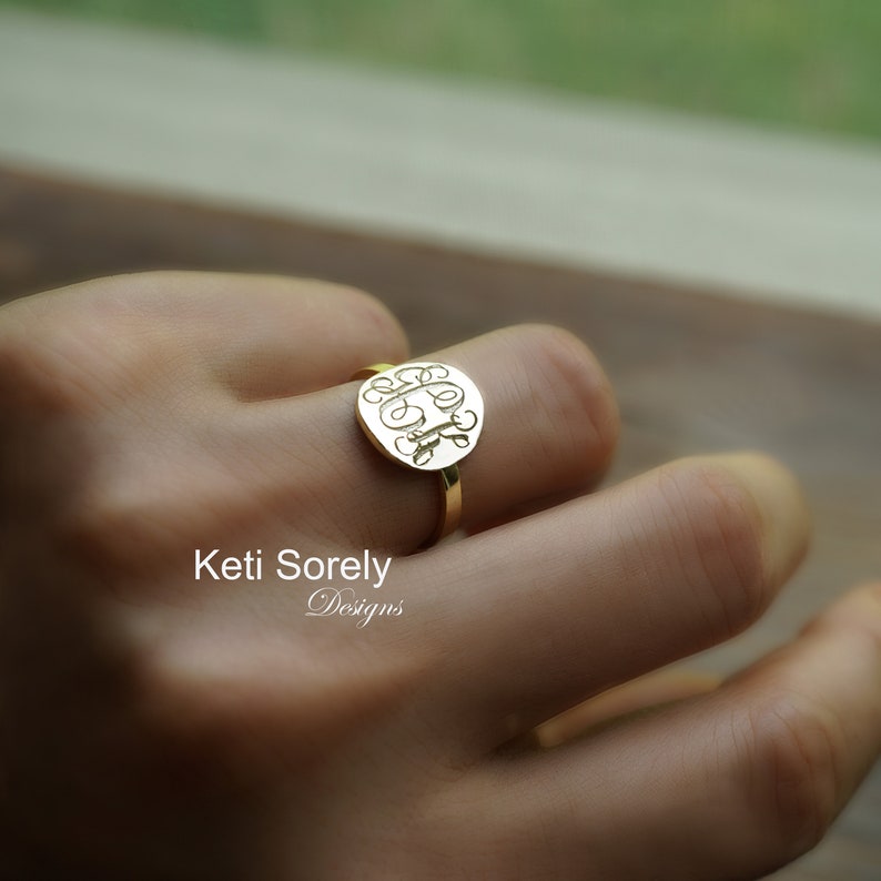 10K 14K or 18K Solid Gold Engraved Round Disc Ring in Yellow - Etsy