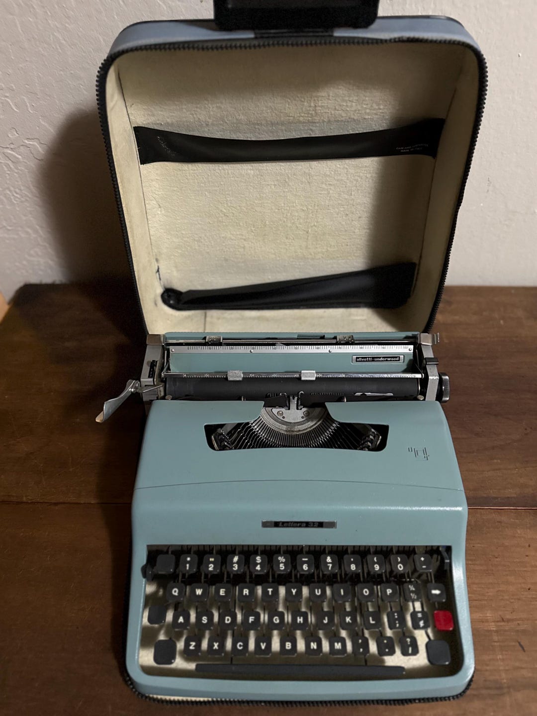 Vintage Olivetti Lettera 32 Portable Typewriter With Case – Mid-century ...