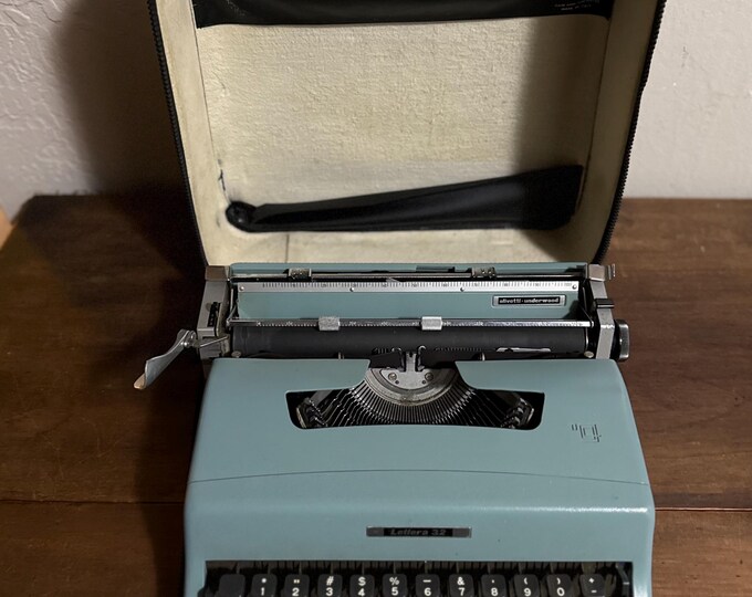 Vintage Olivetti Lettera 32 Portable Typewriter With Case – Mid-century ...