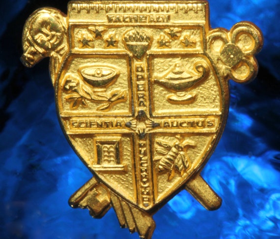 Gold-Tone Vintage Coat Of Arms Fraternity Vest Club U… - Gem