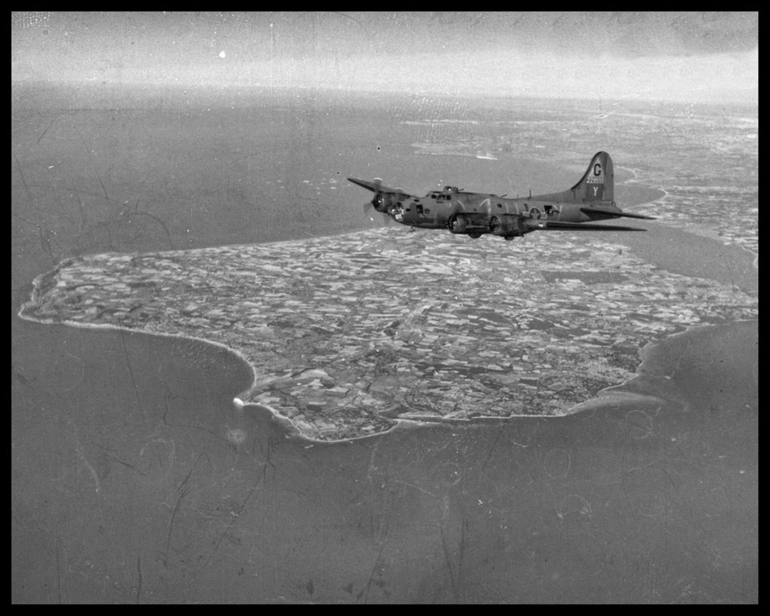 B-17 Flying Fortress in Flight in 1944 8x10 Historical Image - Etsy