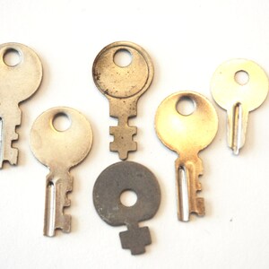 Vintage Key Lot: Small Silver Round Top Jewelry Supplies, Etc. Unusual ...