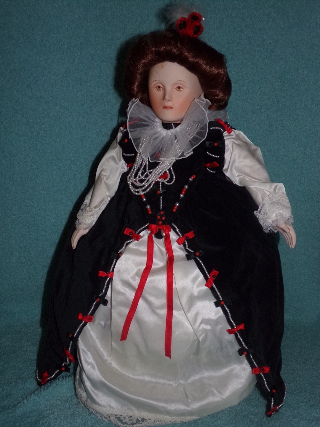 Vintage Franklin Mint Heirloom Doll / Porcelain Queen Elizabeth the 1st ...