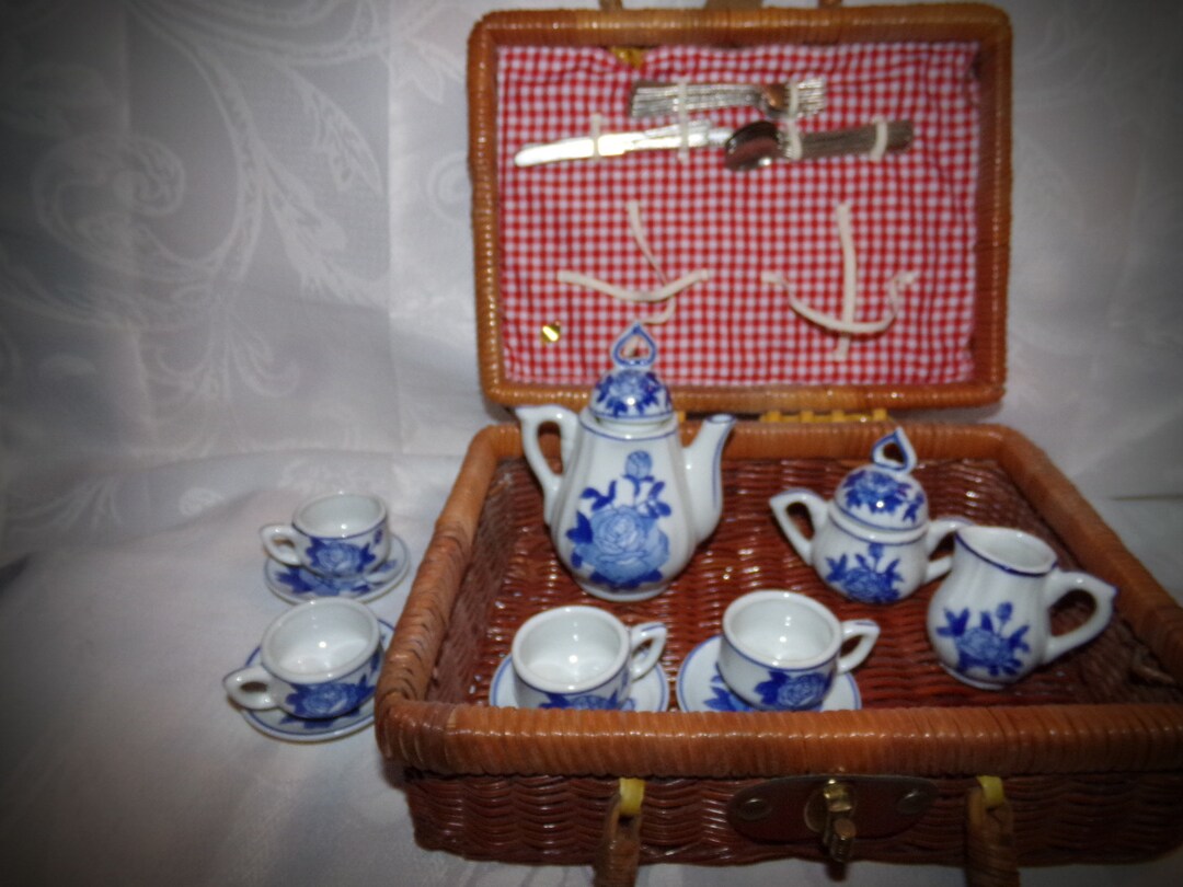 Vintage Little Girl Tea Set / Picnic Basket With Tea Set / Porcelain ...