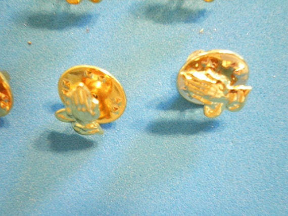 4 Vintage Goldplated Praying Hands Pins - Gem