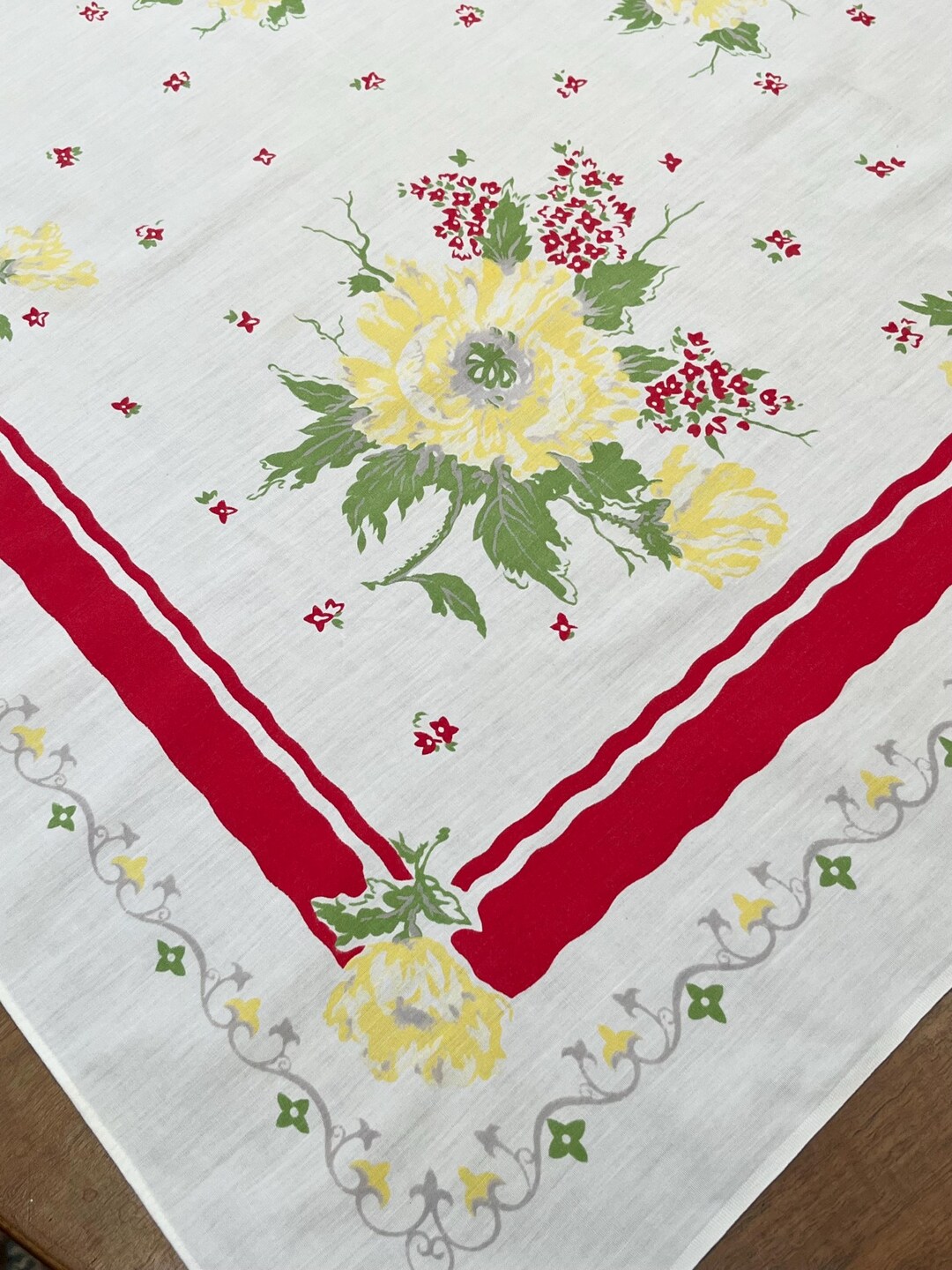 Classic 1950s Tablecloth With Yellow Flowers and Red Borders - Poppies ...