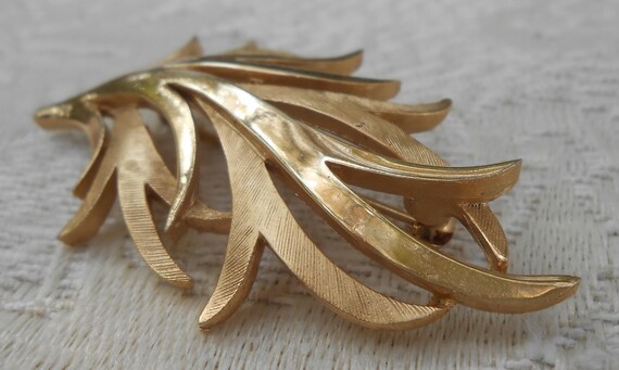 1960's Crown Trifari Gold Tone Stylized Leafy Brooch - Gem