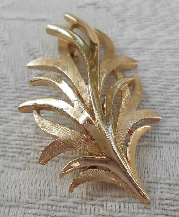 1960's Crown Trifari Gold Tone Stylized Leafy Brooch - Gem
